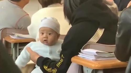 今天学校里面开家长会,来了一位小可爱