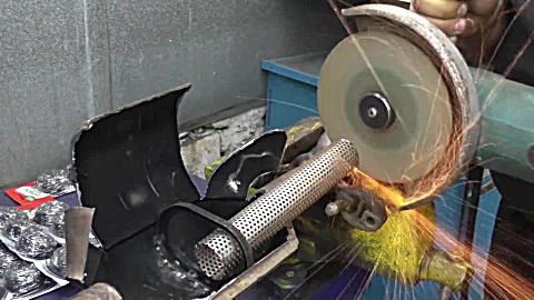 大叔改装排气管消音器,里面塞满了钢丝球,这样真能做到消音?