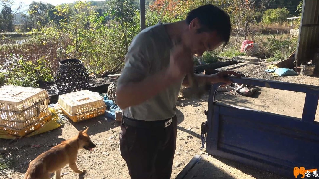 水管接口和水泥墙平齐,要如何加接水管?小伙的方法咋样
