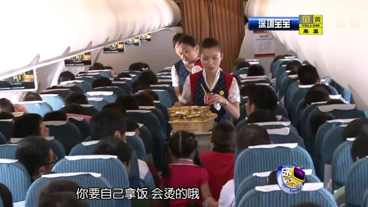 在飞机上解安全带拿饭,还说自己太饿,空姐表情都凝固了!