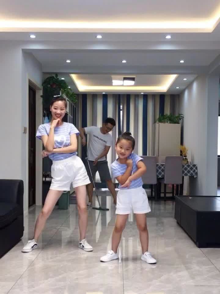 在我们家,做家务这种事都让身后这个男人包了,我都忘了上次刷碗是啥...