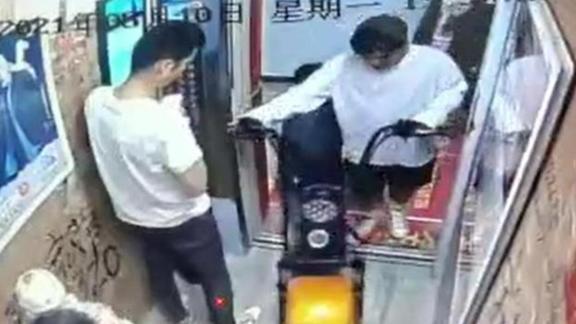 令人揪心!成都电瓶车电梯爆燃 5个月女婴严重烧伤,当地紧急行动