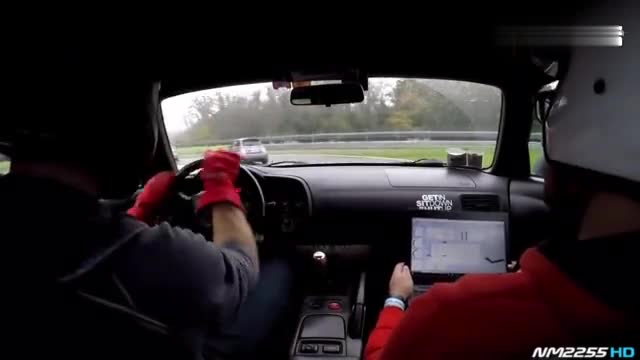 看看车手是如何驾驶手动档本田S2000玩漂移的