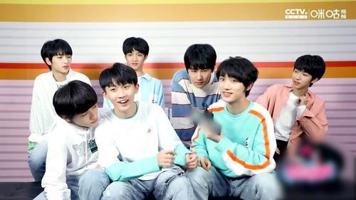 #撒娇男生也好命# 原来@时代少年团 是这样撒娇的[太开心]现在满脑子.