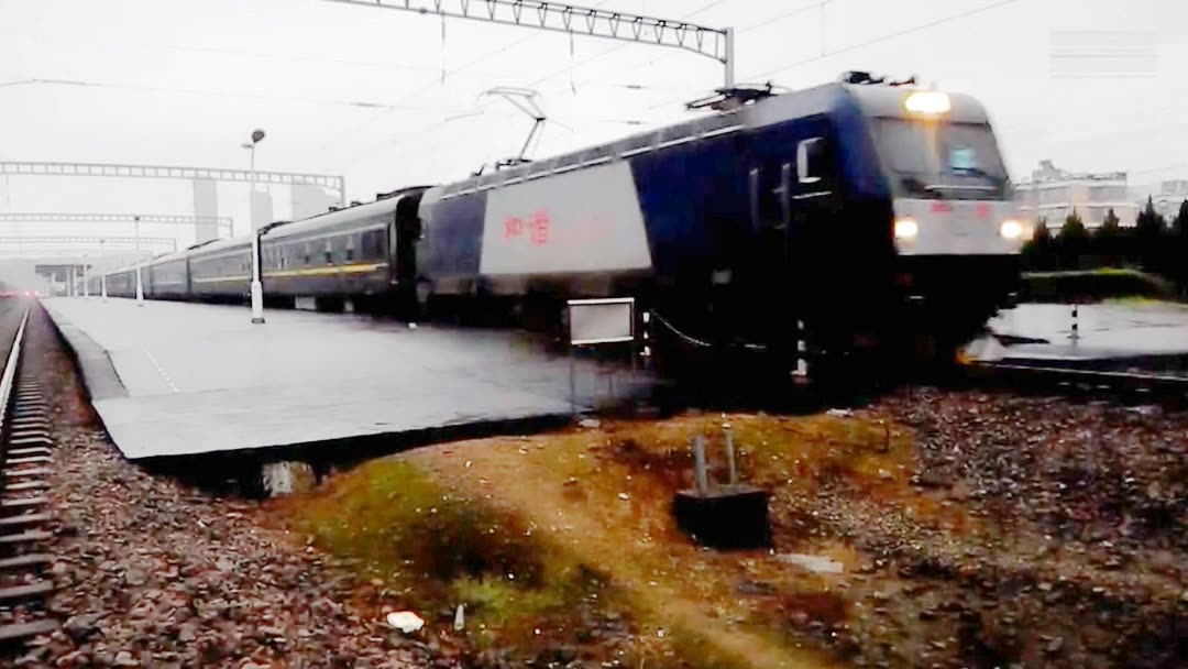 峰福铁路建瓯站 昆明开往福州的K637次列车鸣笛通过不停站