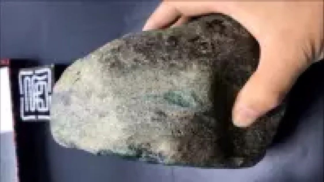 价值百万的翡翠原石色料!切了两刀竟然刀刀致命!完全没有利用价值!