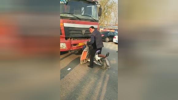 电动车大哥咔咔撞卡车,就喜欢这脾气!