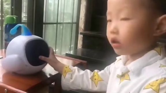 ...我发的这是什么东东～一个可以发微信还可以免费打电话的机器人,确...