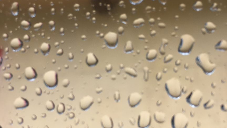 雨滴划过玻璃瞬间就像流星划过天空一样美