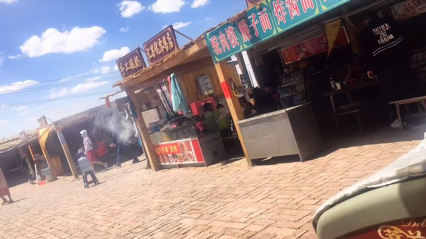 #阿克塞石油小镇 #自驾游 蓝天白云下,等风也等你