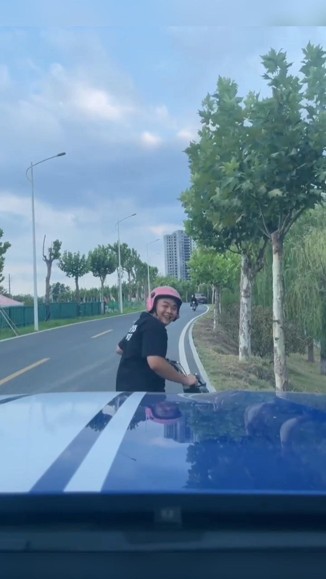 小伙骑电动车过出口差点被车撞到,刚感谢完车主就给他表演"就坡下驴"!