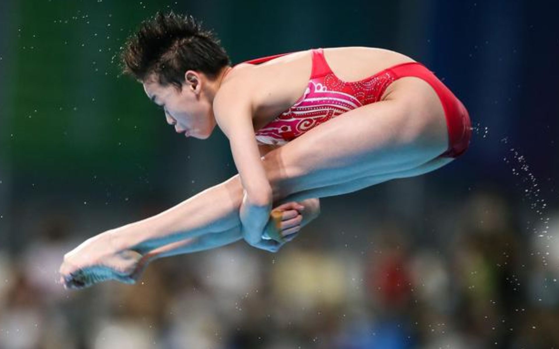 全红婵最不可思议一跳,裁判集体傻眼了:207C也能玩水花消失术?