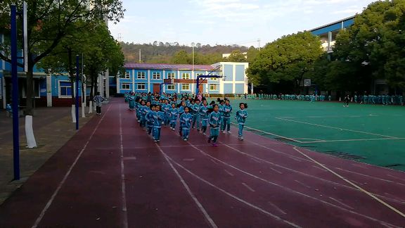 株洲市八达小学住校生的晨练。