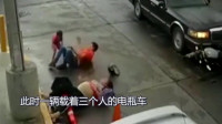 轿车把一家“四口”撞飞在地,孕妇挺个肚子倒在地上呼救,太惨了