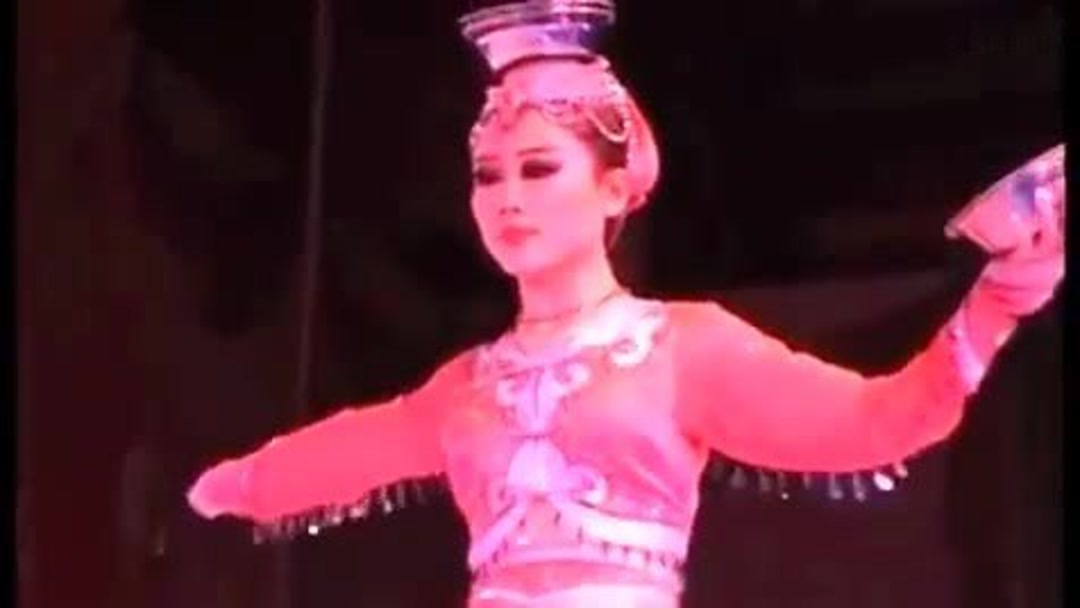 五人踢碗 五个碗艺高人胆大,虽然是第三次踢上去,但仍不上手扶