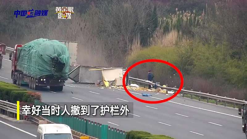 翻车后又被货车撞 幸好人在护栏外