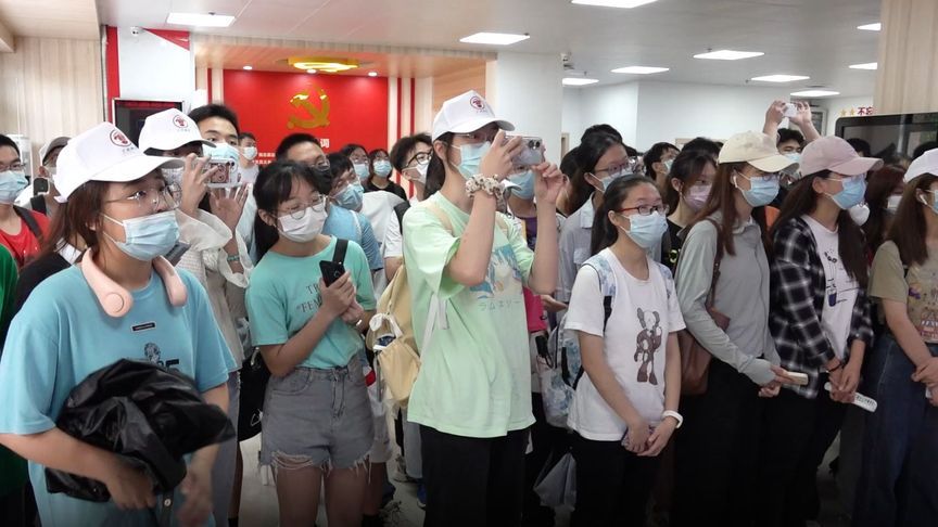 高校学子沉浸式体验垃圾分类处理流程,“硬核科技”还能这么玩?