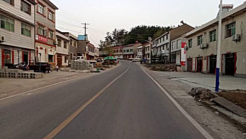 ...是南漳县东巩镇石峡坪村二组,公路边的垃圾房,今天下午又被放火烧了