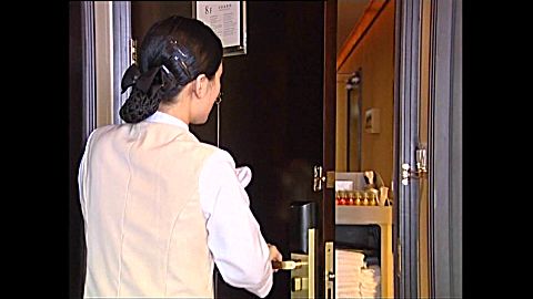 饭店服务实训教程-客房服务员清扫管家铺夜床洗衣擦鞋地毯干洗VIP...