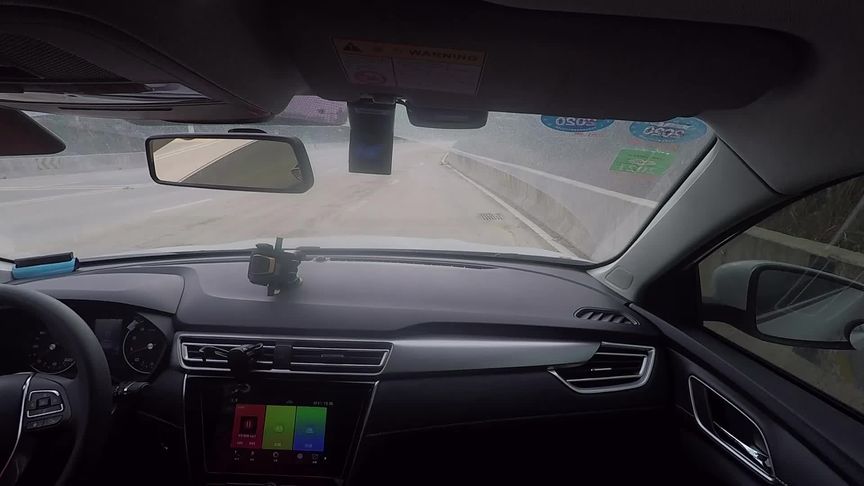 小曾给大家展示一下荣威i5坡道起步的效果 有上坡辅助还是很稳的