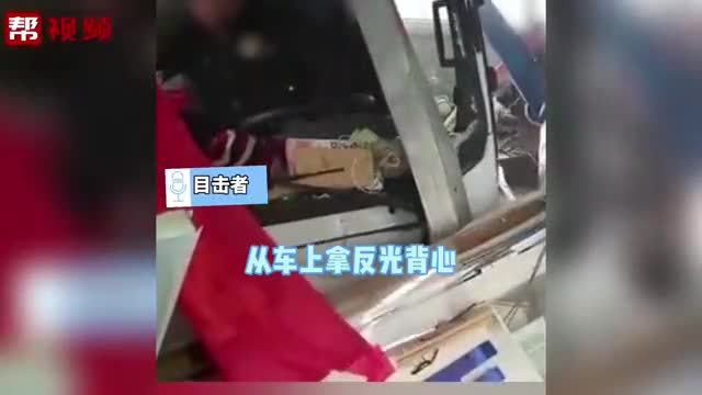 太惊险了!司机疑似误踩油门冲进值班室,一人直接被撞飞