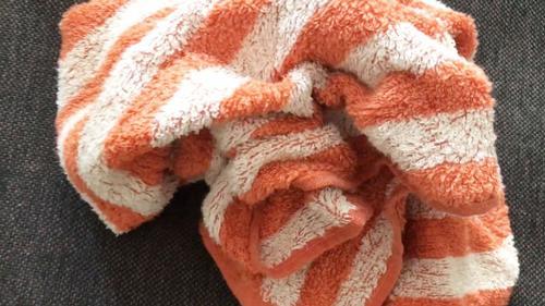 毛巾用久了异味年夜还发硬,学会这一招,1分钟就变新毛巾还杀菌