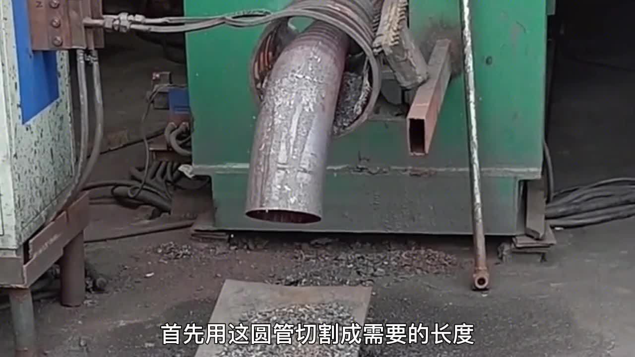 弯头就是这样制作出来的,必须用铁珠子挤压内径,只有这样才...