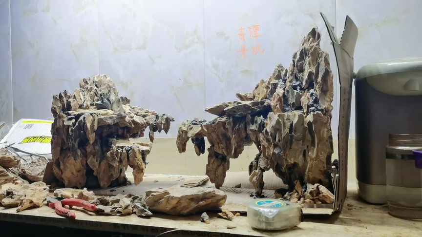 最近又接了好几个松皮石悬崖造景的订单