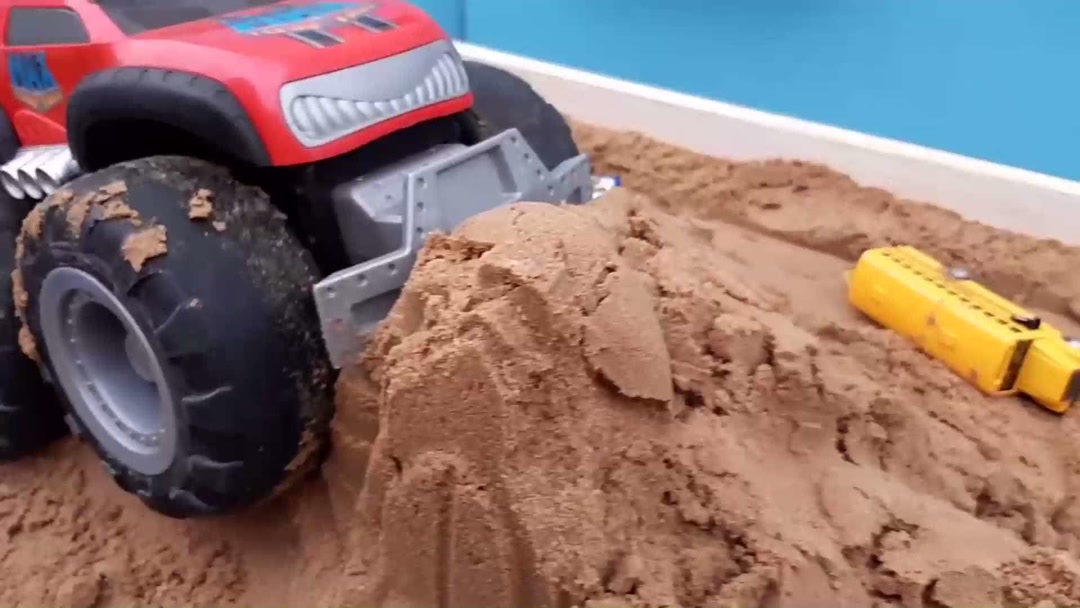 儿童动画,工程车玩具,超级拖拉机破坏沙滩城堡