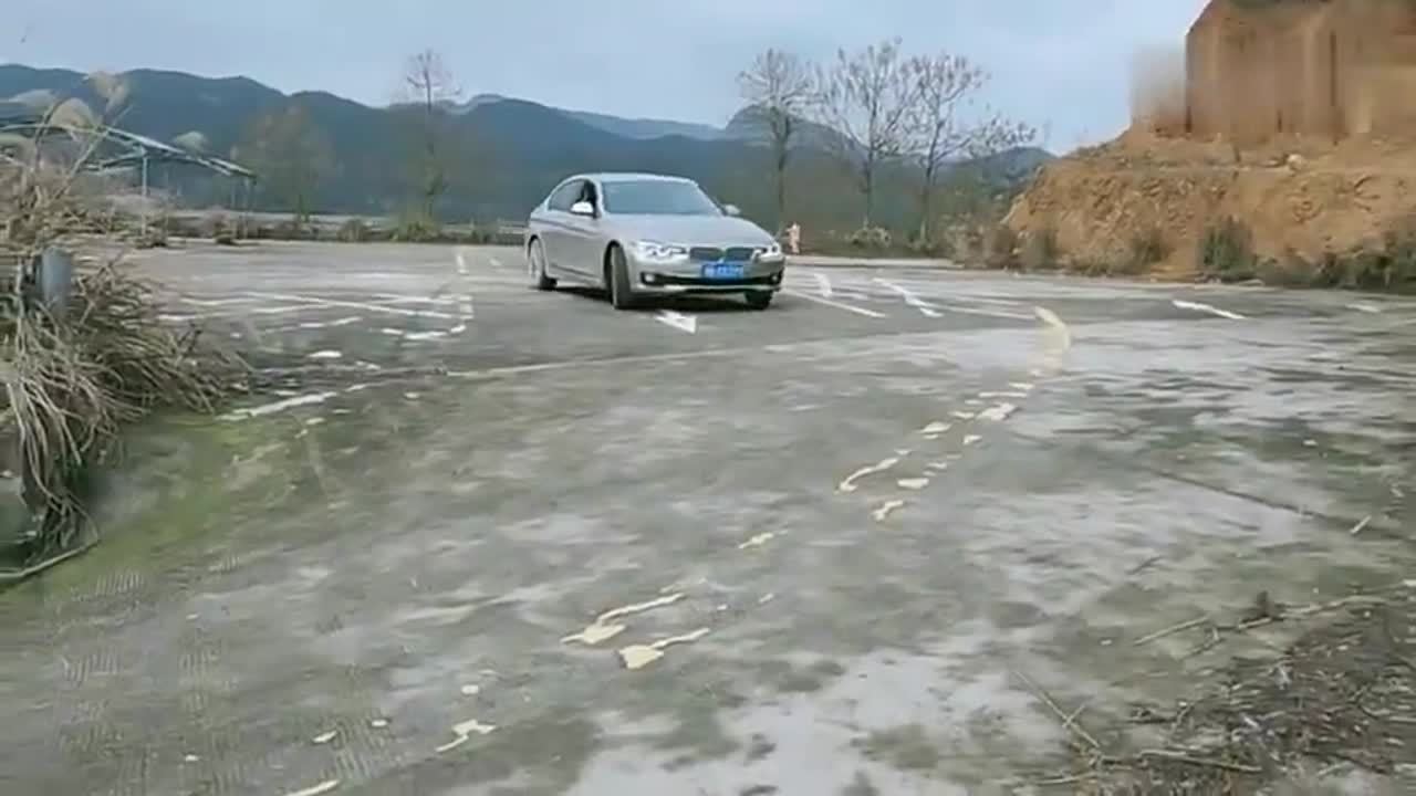 女司机拿驾照后开车下陡坡,先憋住别笑啊,可把路上的人吓坏了!