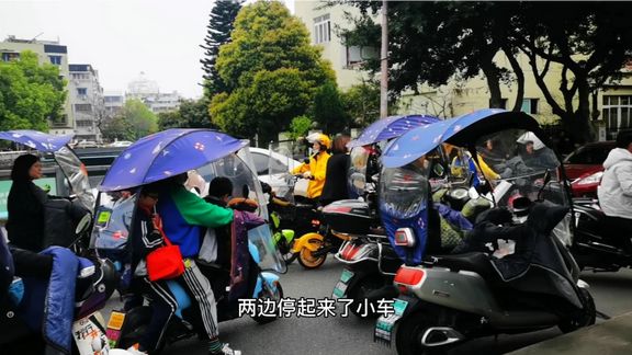 学校门口乱停乱摆,学生放学道路堵塞,你怎么看