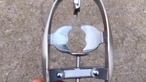 新款开蛋器的使用方法,老婆总是把蛋清弄到手上,这工具解决一切问题