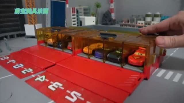 汽车总动员:闪电麦昆带着伙伴们一起玩呢,小朋友们来看看啊!