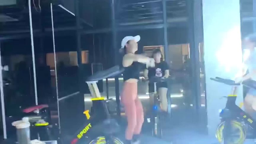 没事多到健身房溜达,万一遇到那个能让你心动的他呢.#动感单车