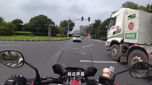 电动卡车速度真快,摩托车都追不上