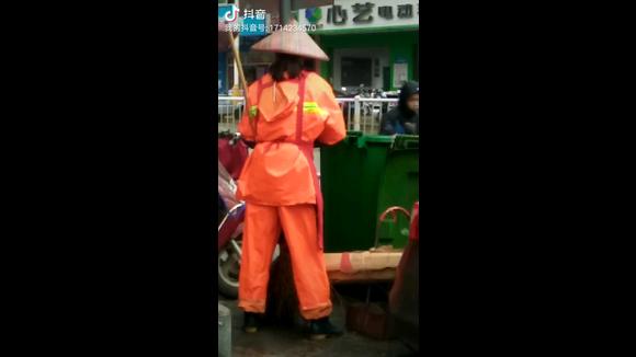 清洁工阿姨不容易。做卫生连捡纸皮。