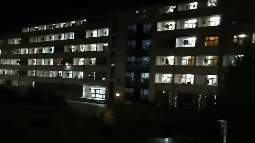 点亮宿舍楼!高校毕业生凌晨12点大合唱,看哭网友