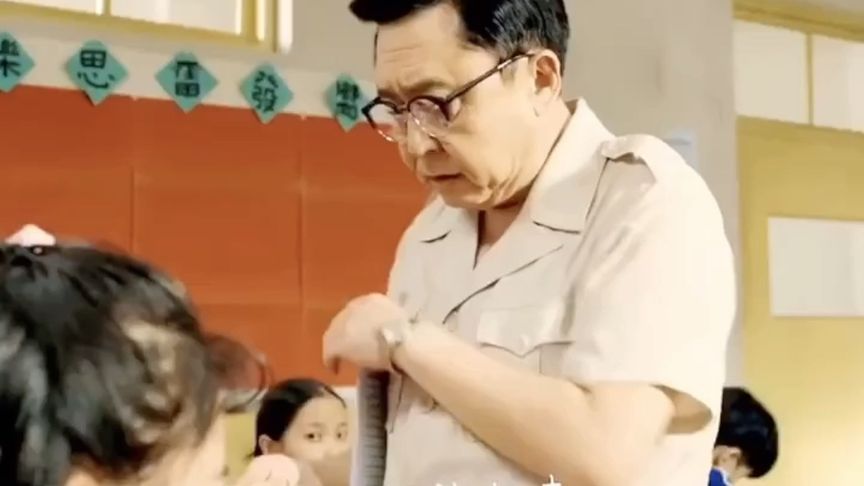 班主任第一天来上课就迅速察觉到每一个孩子存在的问题