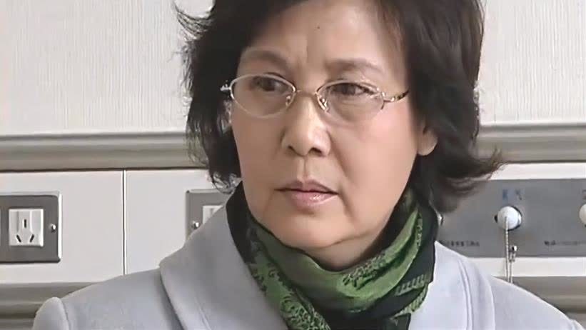 上海:富豪抛弃妻女,以为女儿死定了,如今被女儿报复破产