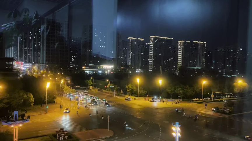 窗外已是万家灯火 公司信贷经理们商讨客户方案中 因为专业