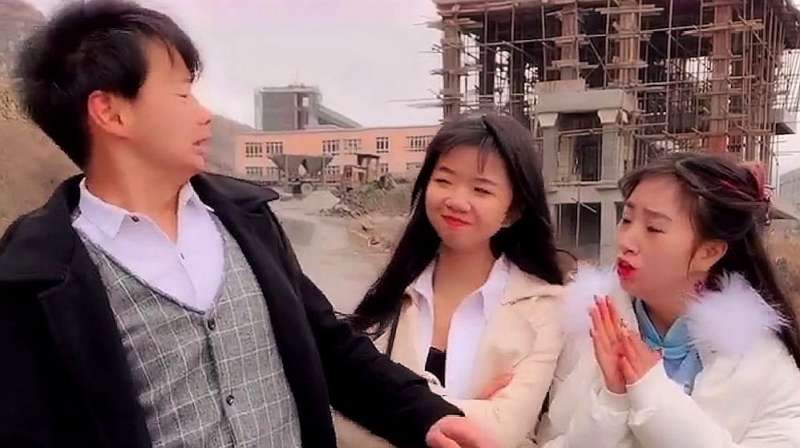 搞笑对联,连明星的名字都用上了,真有才