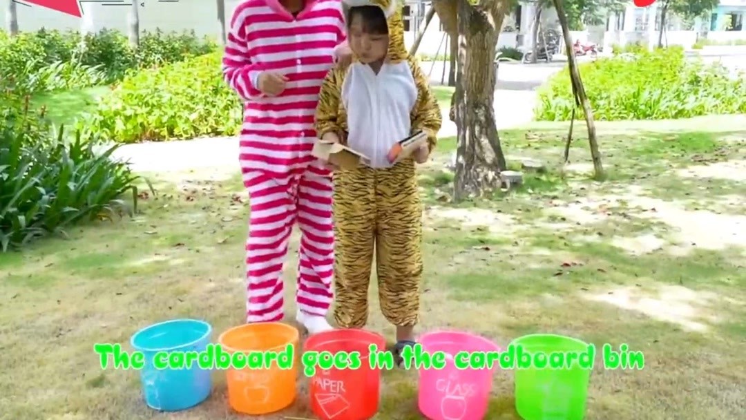 儿童益智游戏妈妈教育小萌娃学习如何垃圾分类