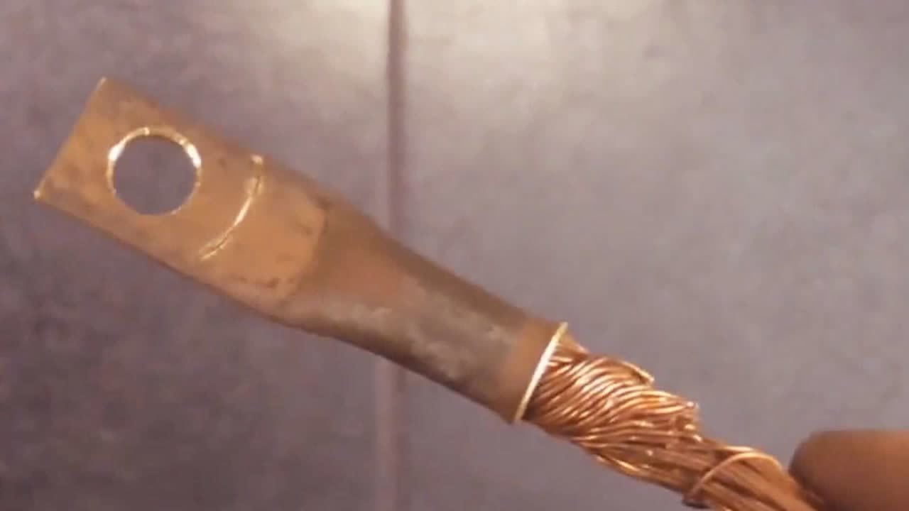 男子将焊机接地线加一块磁铁,看他使用后,发现还挺实用的