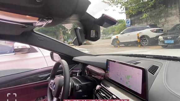 宝马5系专用行车记录仪,后视镜取电免走线安装效果