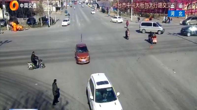 转弯轿车见到直行电动车不减速,视其如无物,亏得骑车人反应快!