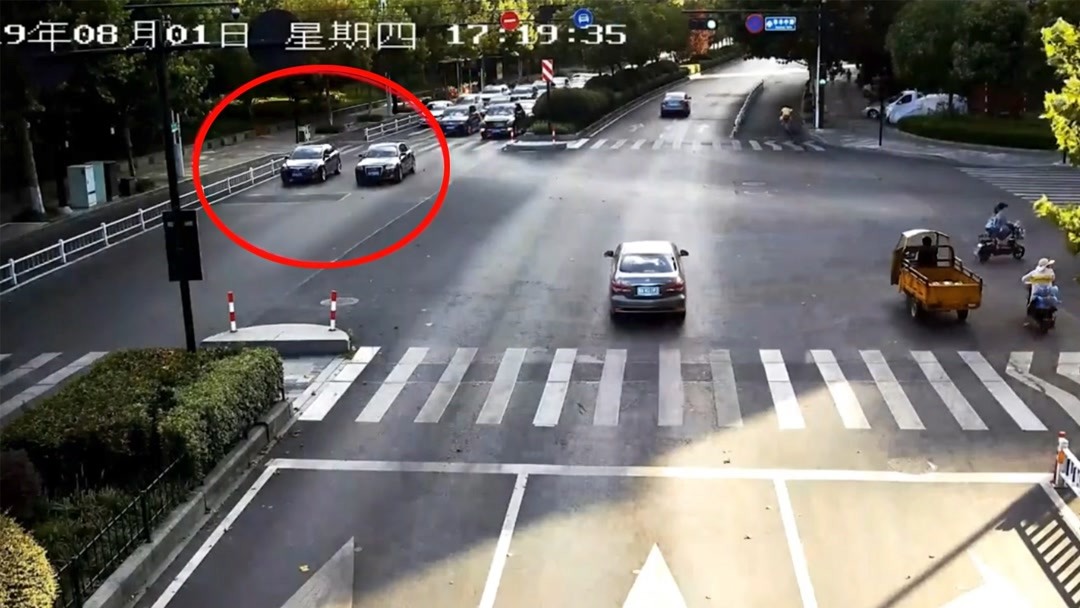 杭州街头两车互别抢道撞倒无辜电动车 致骑手当场死亡