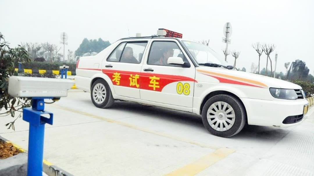 驾考科目二小哥模拟考试,倒车入库练成这样,教练真替他担忧!