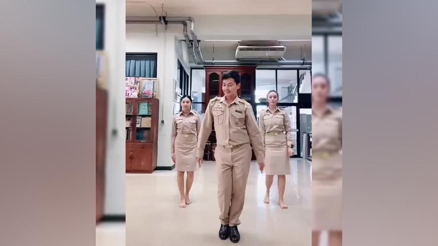 #舞蹈 #泰国传统舞蹈 说真的,很多泰国人都是能歌善舞的。