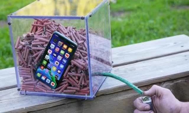 苹果手机到底有多耐用?老外用"狠毒"方式测试,接下来可别眨眼