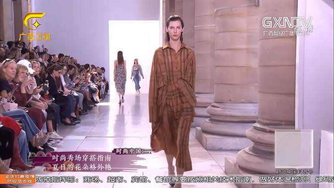 夏日穿搭服装,充满青春气息的活力,增添花朵图案设计更显亲近感